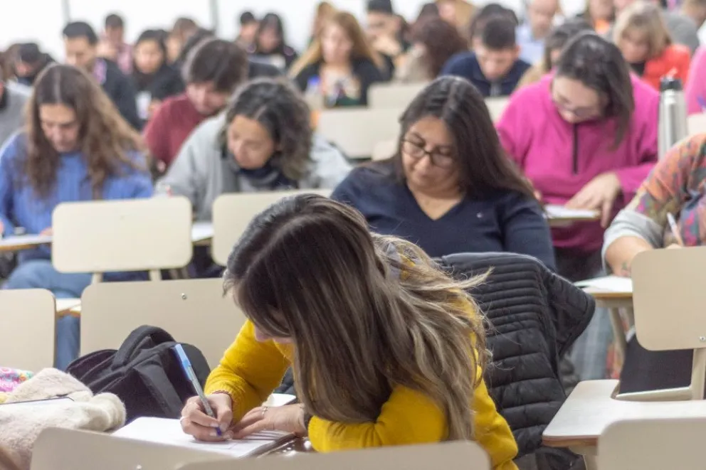 Hay 180 inscriptos a becas en las nuevas carreras de la UNCo de Chos ...